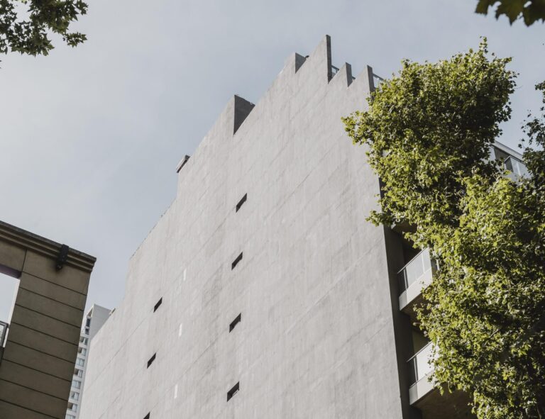 Best exterior paint colors for commercial buildings | Deluxe